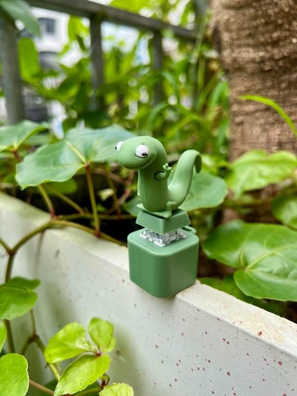 Lizard Keychain with Rechargeable LED Light &Realistic Croak-Color ...