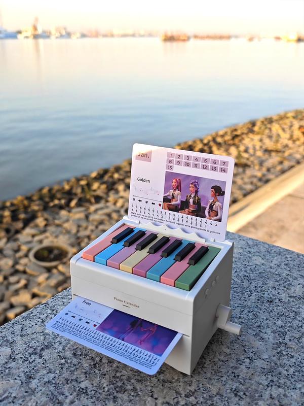Portable hand-cranked mini piano Playable Mini PianoCalendar, sheet ...