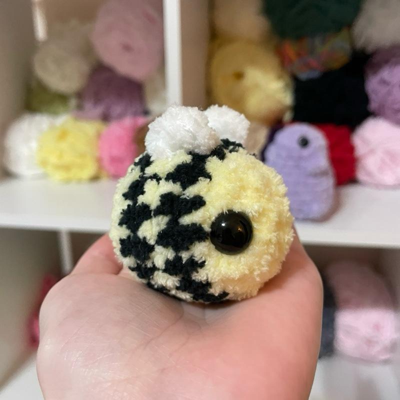 Fuzzy Crochet Bee - TikTok Shop